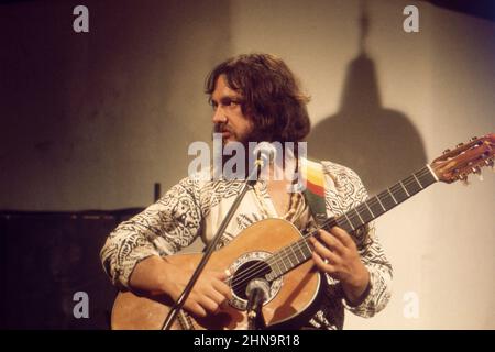 Willy Michl, deutscher Liedermacher, bei einem Auftritt in der ...