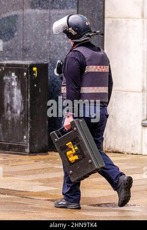 G4S cash in transit delivery to supermarket Stock Photo - Alamy