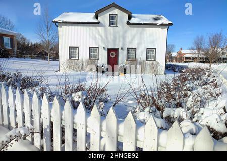 Winter scene - Colonial-era house exterior with snow Stock Photo - Alamy