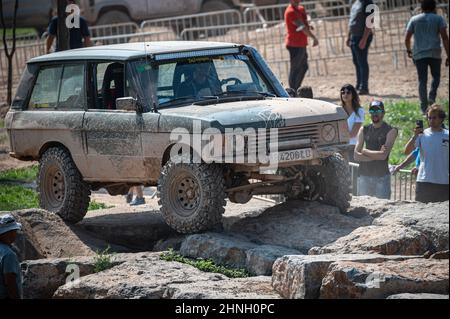 Modified green Range Rover Classic jumping through deep mud. Extreme ...