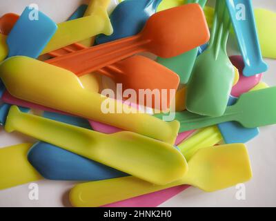 Heap Of Disposable Single Use Plastic Spoons Stock Photo - Alamy