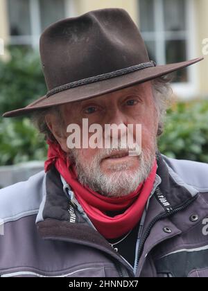 Künstler Gunter Demnig bei der Verlegung von neuen Stolpersteinen in ...