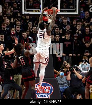 Illinois' Kofi Cockburn (21) looks to pass against Indiana in the first ...