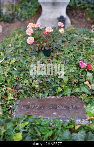 Grab des Schriftstellers Thomas Bernhard auf dem Friedhof Grinzing in ...
