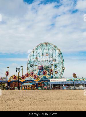 Wonder Wheel At Coney Island - Eccentric colorful ferris wheel in ...
