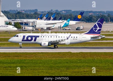 LOT Polish Airlines Embraer 175 Flugzeug Flughafen in Warschau, Polen ...