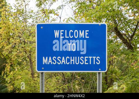 Welcome to Massachusetts state sign Stock Photo - Alamy