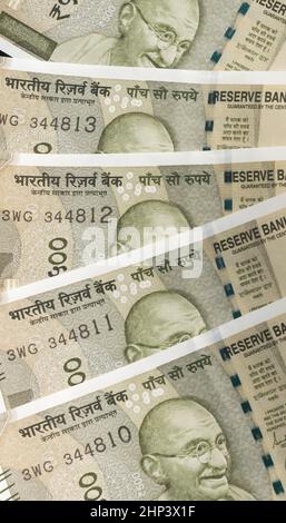 Closeup of Indian new 500 rupee note with backside of heritage red fort ...