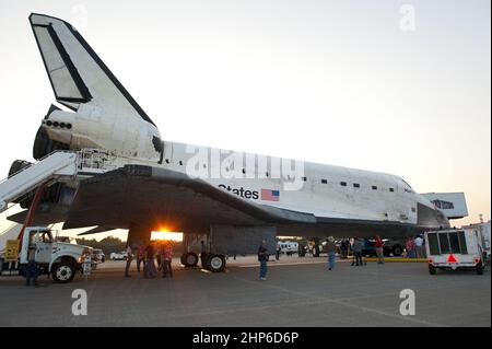 Towing Space Shuttle Atlantis Stock Photo - Alamy