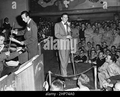 FRANK SINATRA about 1943 Stock Photo - Alamy
