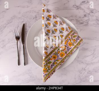 white plate table setting on wooden table Stock Photo - Alamy