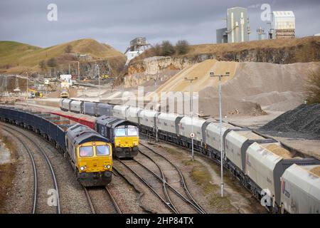 British Rail Class 66 66422 leaving CEMEX Dove Holes Quarry into the ...