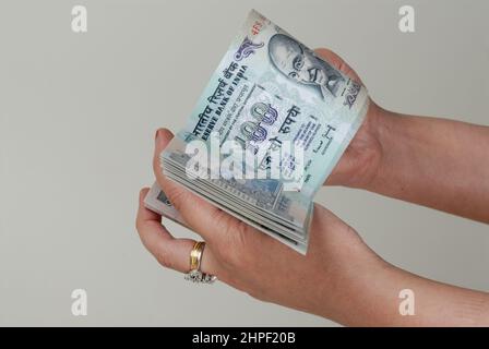 Closeup of Hands counting Indian currency Notes Stock Photo - Alamy