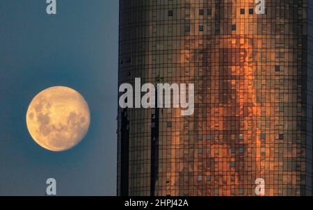 Moonrise over Melbourne Stock Photo - Alamy