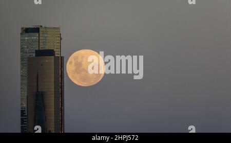 Moonrise over Melbourne Stock Photo - Alamy