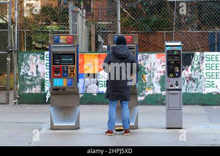 Metrocard vending machine Stock Photo - Alamy