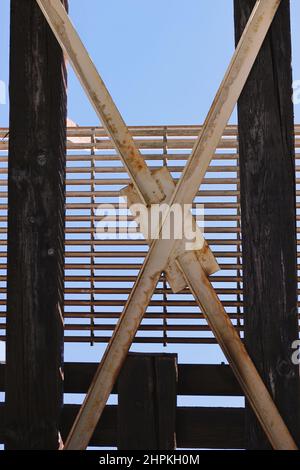 Rusty steel framework of Chicago's el train Stock Photo - Alamy