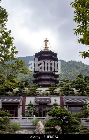 Shaoguan ruyuan cloud gate temple buddhist shrine Stock Photo - Alamy