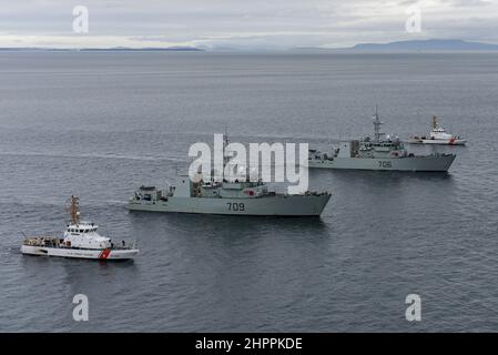 Coast Guard Cutter Osprey [WPB 87307] pulls alongside HMCS Winnipeg ...