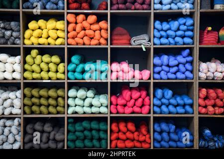 Yarns and knitting wool bundles in various coulours Photo: Henrik ...
