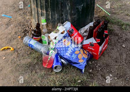Bouteilles et cannettes de biere et d'alcool abandonnees au pied de ...