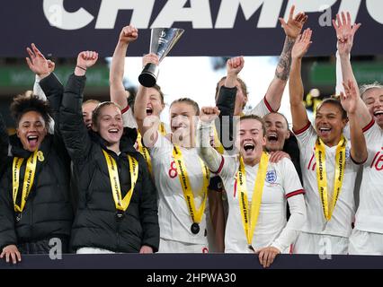 England's Leah Williamson (centre) and team-mates during a training ...