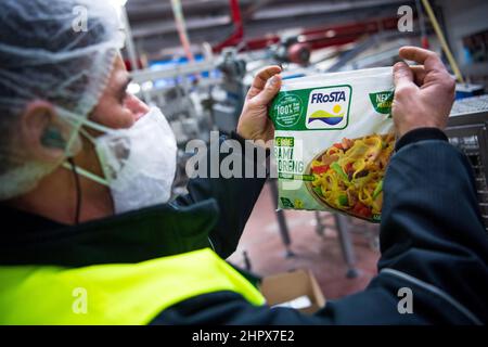 Bremerhaven, Germany. 23rd Feb, 2022. An employee works in Frosta's ...