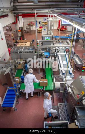 Bremerhaven, Germany. 23rd Feb, 2022. Employees work in a Frosta ...