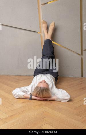 Lies to the top of his feet light relax lying rest people, for lamp ...