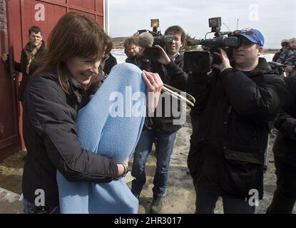 Hope Swinimer carries Ralph the pelican from his temporary home at a ...