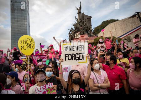 EDSA people power monument Stock Photo - Alamy