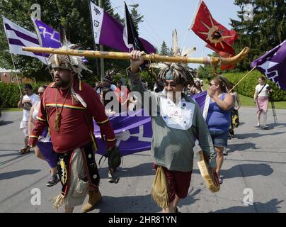 Mohawks from Kanesatake, Que., march to mark the 25th anniversary of ...