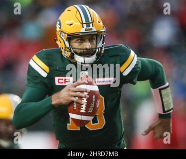 Edmonton Eskimos quarterback Mike Reilly (13) throws to an open ...