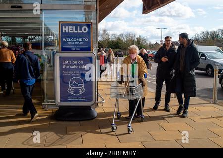 Taplow, Buckinghamshire, UK. 24th February, 2022. Tesco supermarkets ...
