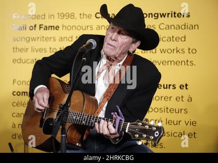 Country music singer Ian Tyson performs while being inducted into the ...