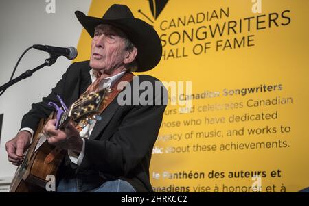 Country music singer Ian Tyson performs while being inducted into the ...