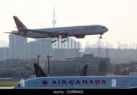 Air India flight 187 from New Delhi lands at Pearson Airport in Toronto ...