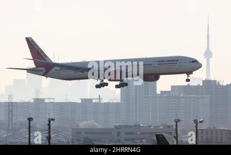 Air India flight 187 from New Delhi lands at Pearson Airport in Toronto ...