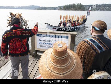 Paddlers from the Tsleil-Waututh Nation arrive by traditional canoe to ...