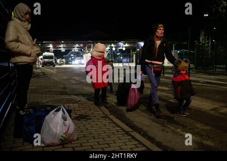 Ubla, Slovakia. 25th Feb, 2022. Ukrainian civilians on the border of ...
