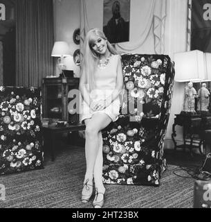 FINDERS KEEPERS, Cliff Richard & The Shadows, from left: John Rostill ...