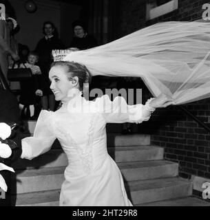 Lady Sarah Curzon, 21, marries Mr Piers Courage, son of Mr Richard ...