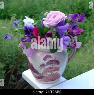 Bouquet with sweet pea and rose Stock Photo - Alamy