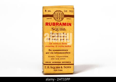 Vintage 1953 RUBRAMIN Vitamin B12 vial medicine for the treatment of ...