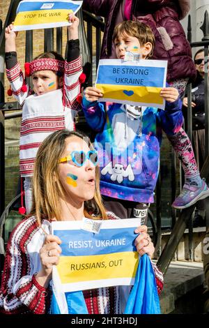Protesters rally against the Russian invasion of Ukraine outside the ...