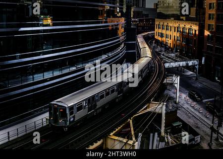 El Trains on curved tracks in Chicago Stock Photo - Alamy