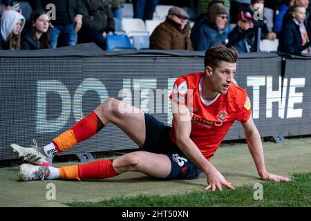 Reece Burke #16 of Luton Town warming up Stock Photo - Alamy