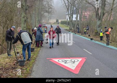 Brandenburg, Germany. 27 February 2022, Many volunteers are busy ...