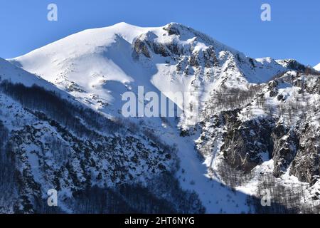 Winter hiking on Zelengora mountain, Part 4 Stock Photo - Alamy