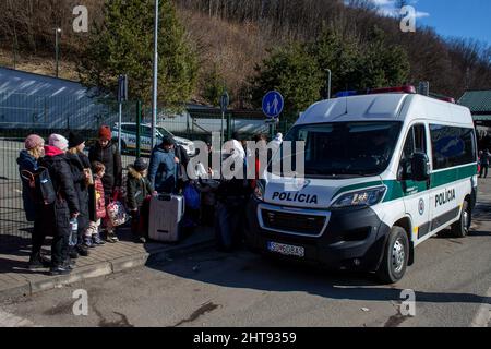 Ubla, Slovakia. 27th Feb, 2022. Ukrainian refugees on the border of ...